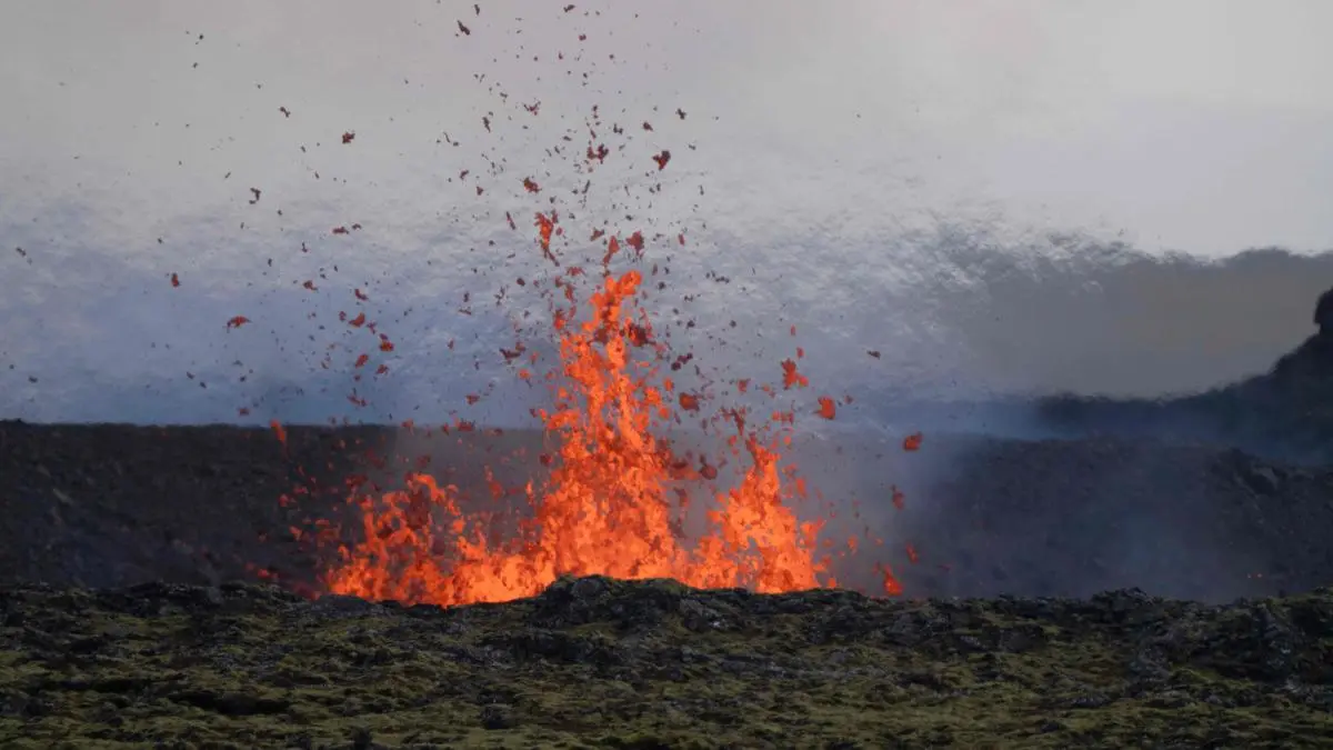Vulkanausbruch auf Island: 700 Meter langer Riss in der Erde